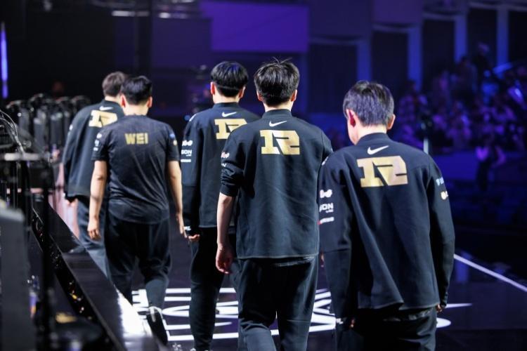 RNG名宿点评被T1零封，Uzi：打韩国队那种无力感，我是感同身受的