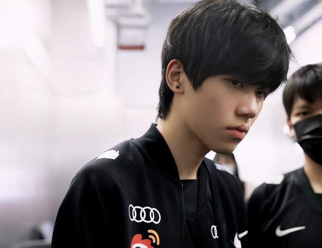 WBG战队围绕Theshy重建，打野和AD换人，红米加入当主教练