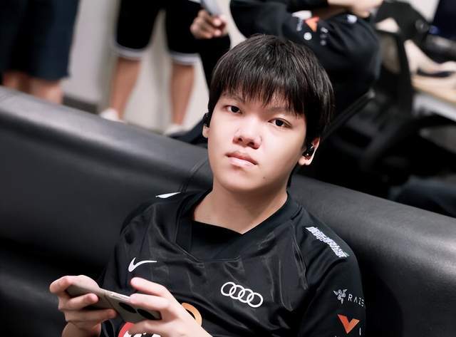 WBG战队围绕Theshy重建，打野和AD换人，红米加入当主教练