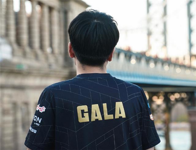 T1淘汰后deft亲奖杯，RNG选手直接将图换成头像，为DRX获胜庆祝