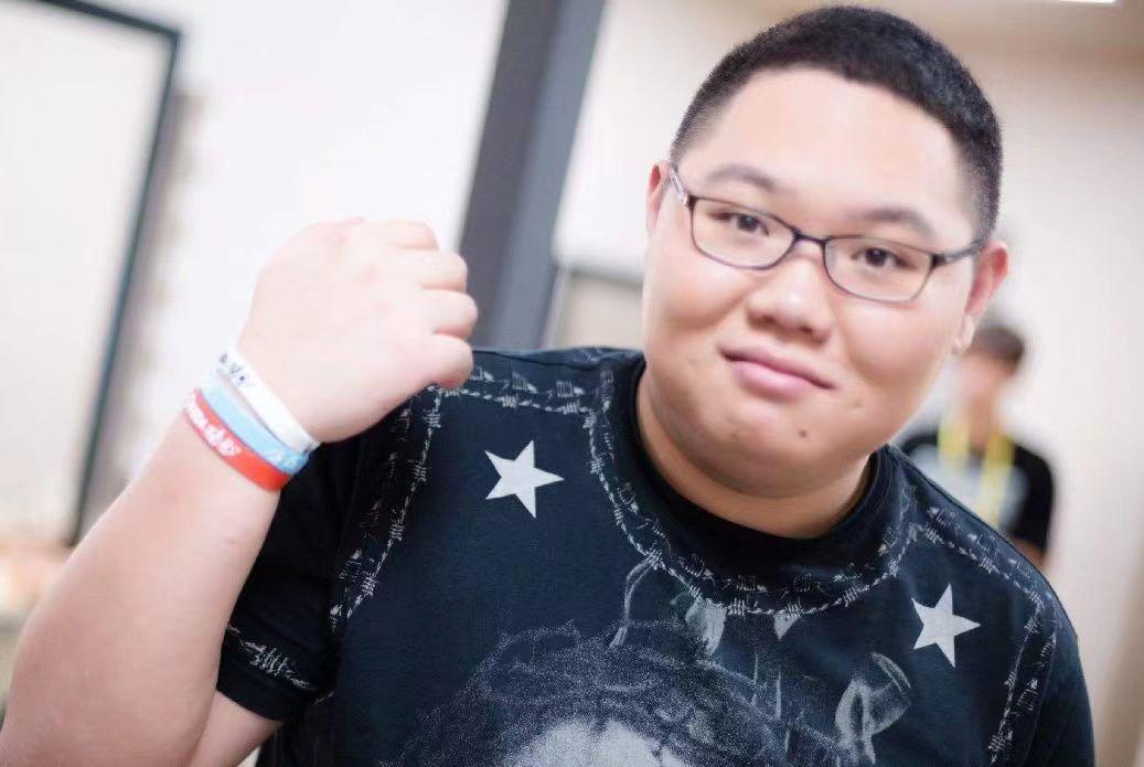 LOL：PDD多有钱？刚开播收到40发超火，眼睛都不眨一下：九牛一毛