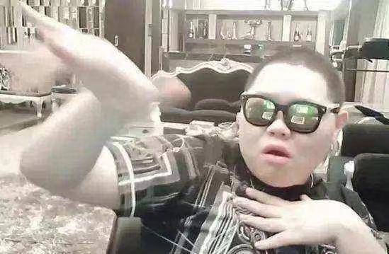 LOL：PDD多有钱？刚开播收到40发超火，眼睛都不眨一下：九牛一毛