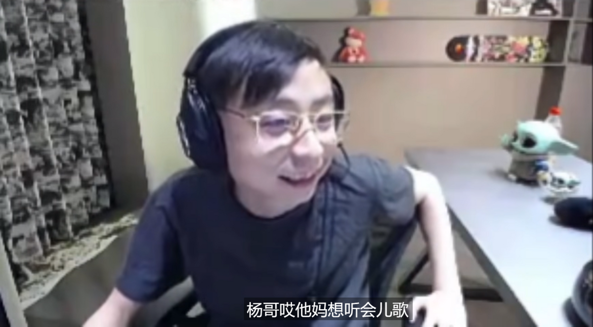 水晶哥直播间当场脱衣服意外露出腹肌还扬言要给赵喜娜上一课
