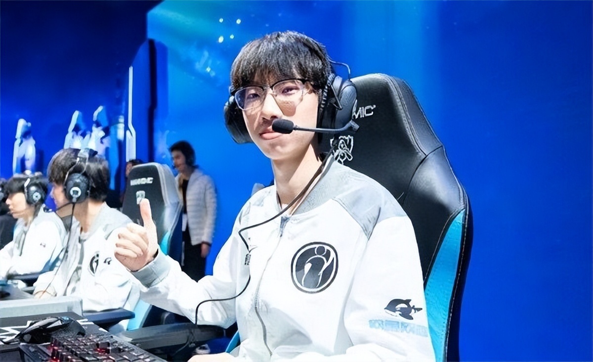 S赛冠军阵容图火了！S12下野入选最弱阵容，S8TheShy成最强上单！