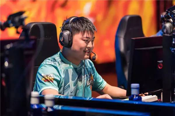 LOL：韩媒爆料DRX全员续约，冠军中单Pawn复出，Uzi参加全明星