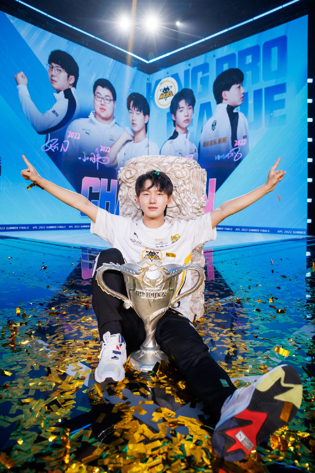 【扬子专栏：KPL最前沿】活成儿时希望的模样 重庆狼队Fly成就KPL首个吉尼斯世界纪录