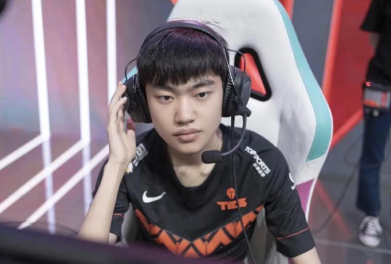 LPL全明星投票公布，uzi碾压JKL拿到第一，中单前三名里没有左手