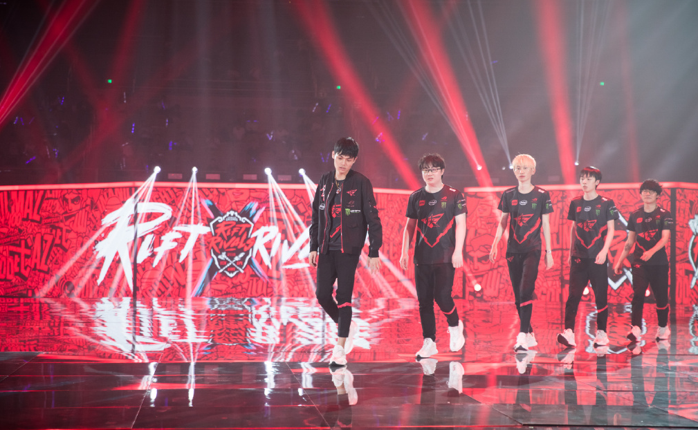 马哥Smlz难回赛场？Doinb直播爆料，LPL大龄ADC去留存疑