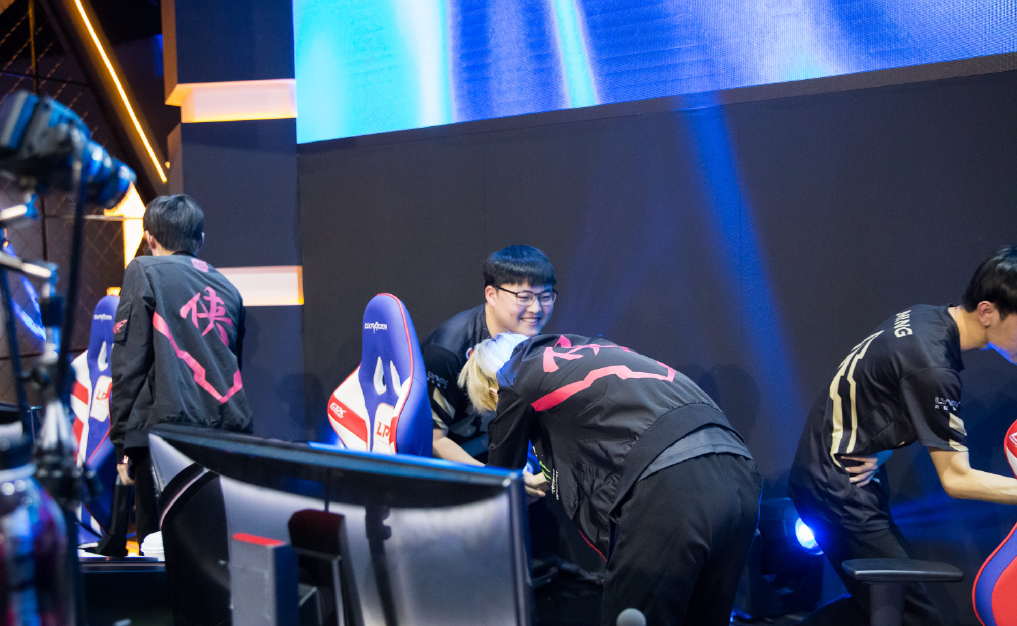 马哥Smlz难回赛场？Doinb直播爆料，LPL大龄ADC去留存疑