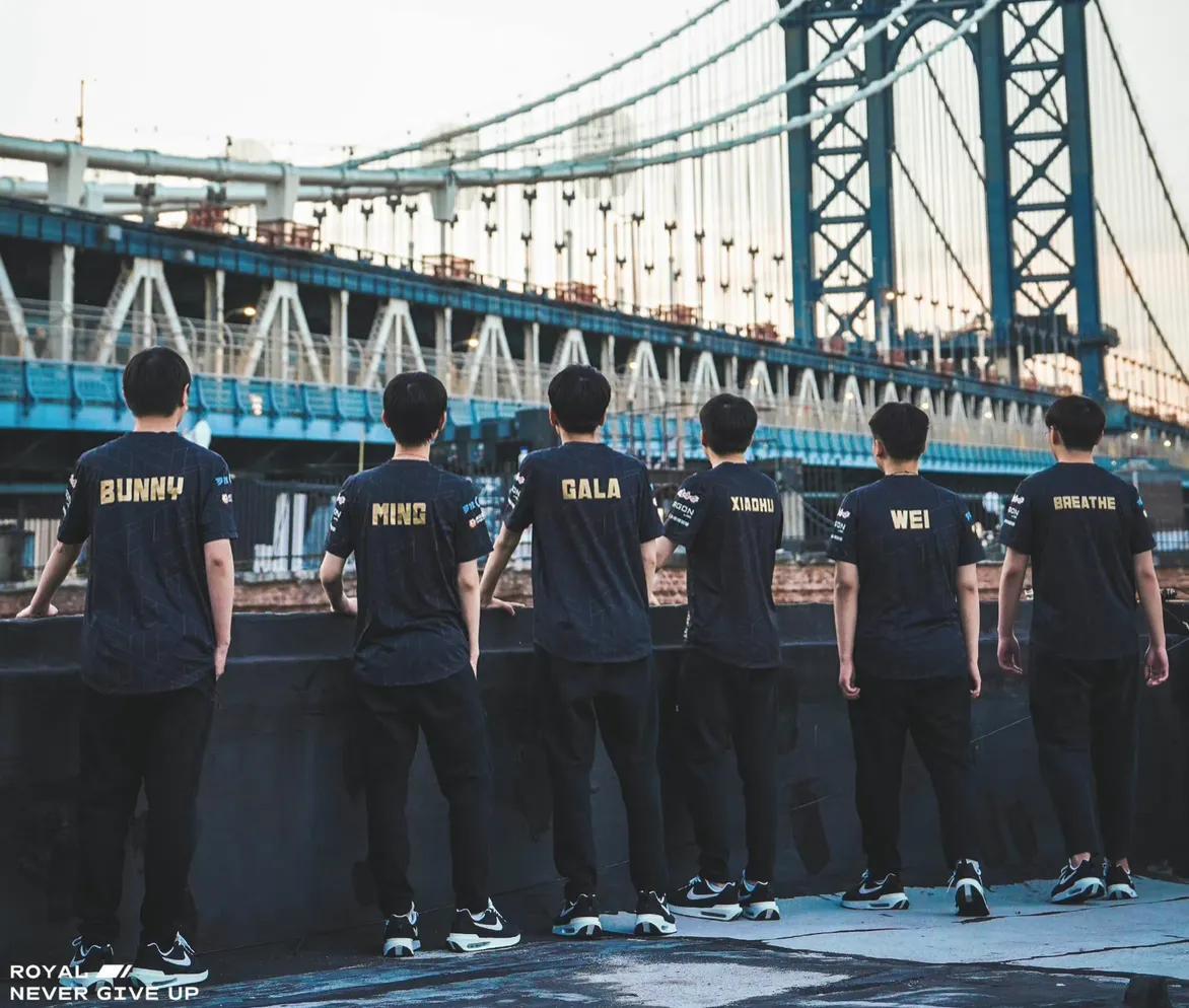 “RNG中野续约图”火了，小虎和Wei确定留下，仅剩Gala还在坚持