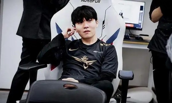 Rookie回应粉丝：新赛季去哪里都有可能，就是回不去IG