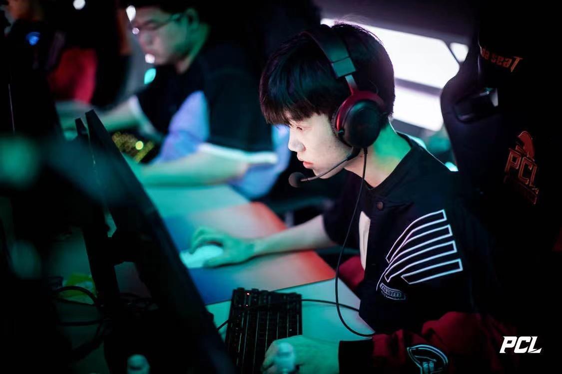 4AM韦神谈PCL选手收入，队友一人顶别人整队，打职业不如陪玩赚钱