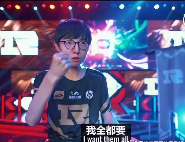 Mlxg直播谈理财，自嘲门外汉只能开奥迪A6，羡慕姿态的迈巴赫