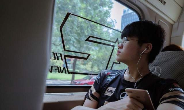 Mlxg直播谈理财，自嘲门外汉只能开奥迪A6，羡慕姿态的迈巴赫