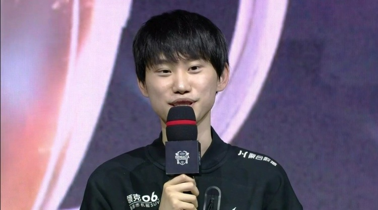 LOL：涵艺爆料小学弟情况复杂，暗示EDG卡合同，Doinb有退役打算