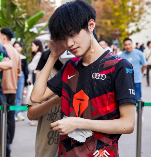 JDG官宣牙膏离队！更换中单Knight，引质疑！