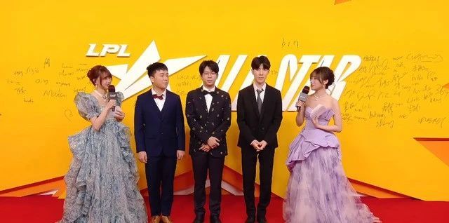 LPL全明L星红毯翻车现场：Doinb和小钰似情侣装