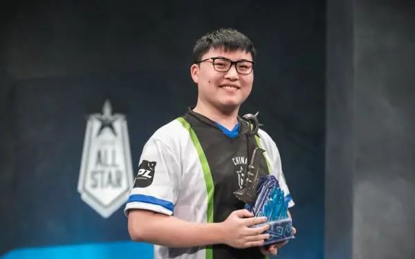 知名电竞选手UZI身份升级！一个并不完美的uzi为什么还那么受欢迎？