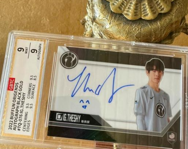 UZI住江景房，Theshy签名牌卖到10W，看到两人签约费后：酸了