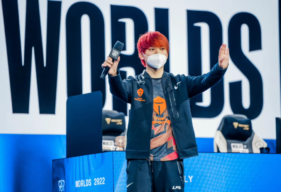 UZI住江景房，Theshy签名牌卖到10W，看到两人签约费后：酸了