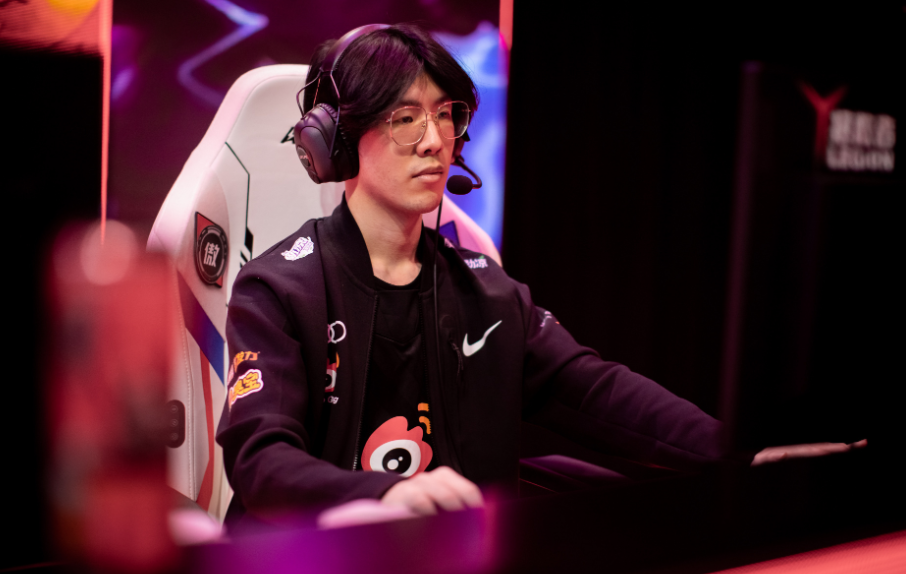 UZI住江景房，Theshy签名牌卖到10W，看到两人签约费后：酸了