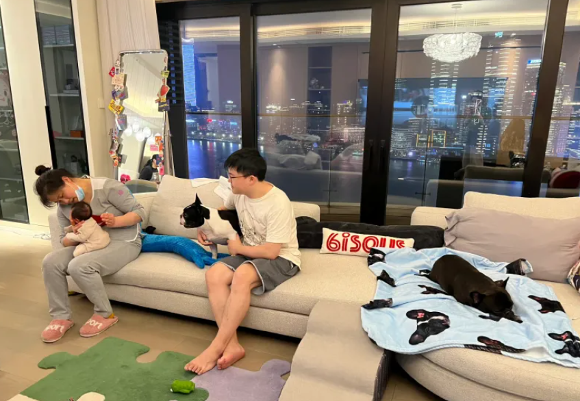 UZI住江景房，Theshy签名牌卖到10W，看到两人签约费后：酸了