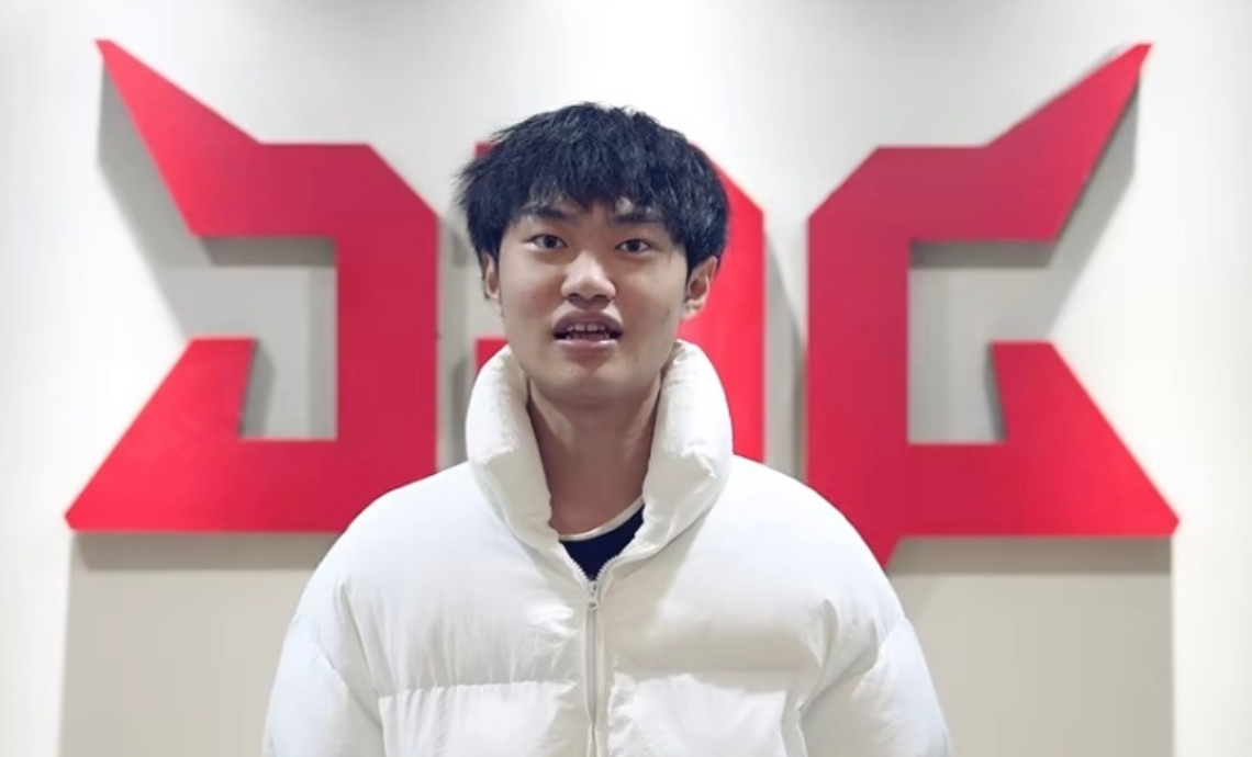 UZI住江景房，Theshy签名牌卖到10W，看到两人签约费后：酸了