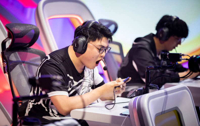 UZI住江景房，Theshy签名牌卖到10W，看到两人签约费后：酸了