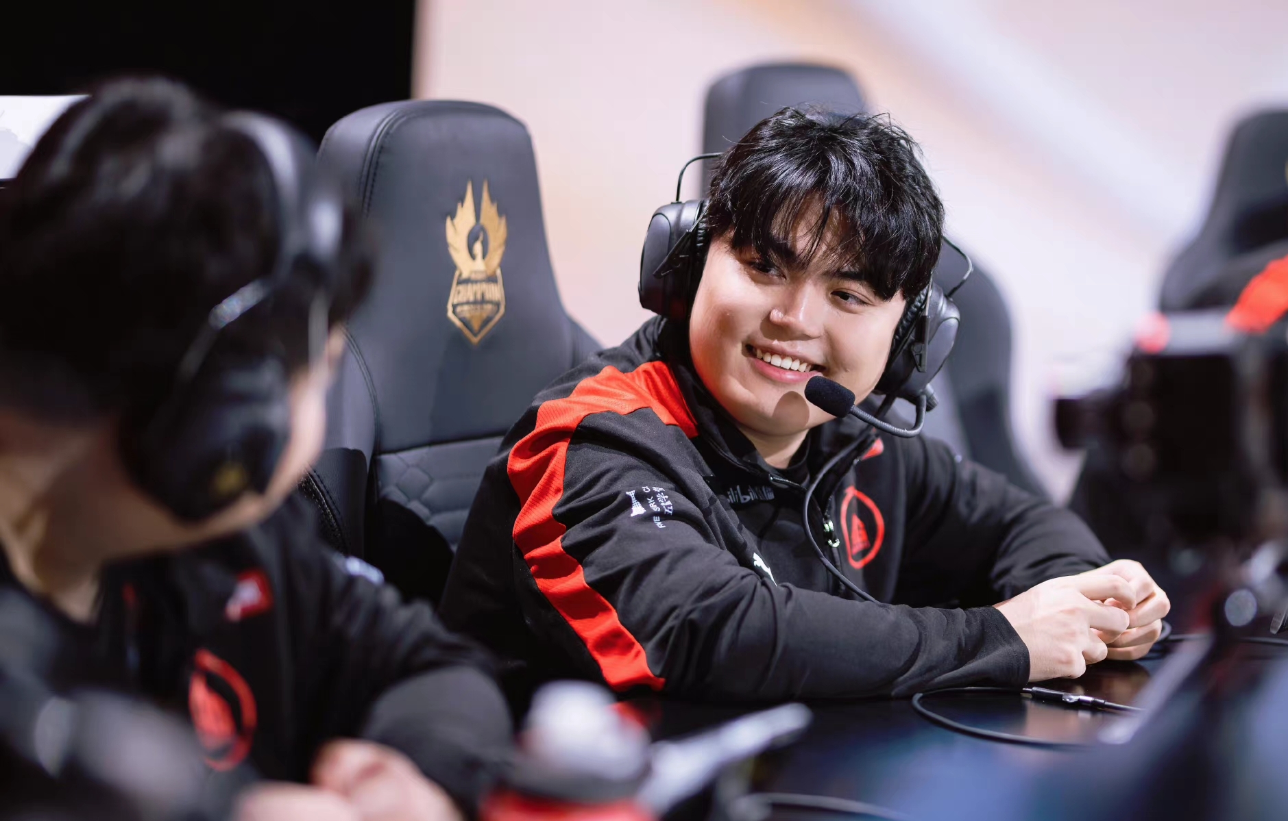 AG被传引进WB中单流浪，瓜主实锤是造谣，队内已经有三位中单了