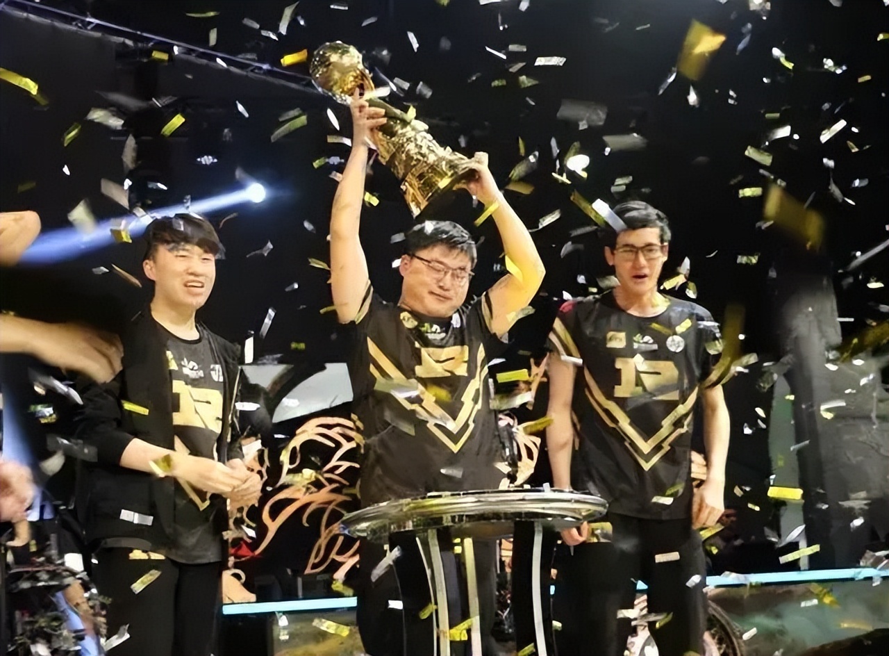 Uzi“不为冠军复出”遭网友吐槽？跟deft的职业态度差距太大了！