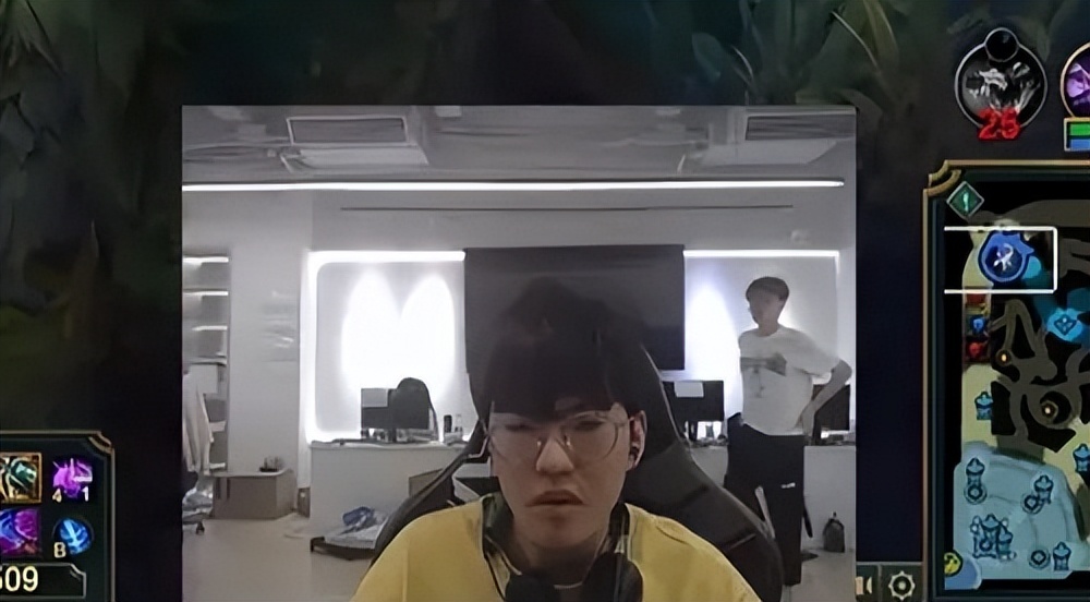 JieJie直播视角爆料，FOFO已到达EDG基地，新赛季的EDG变难了