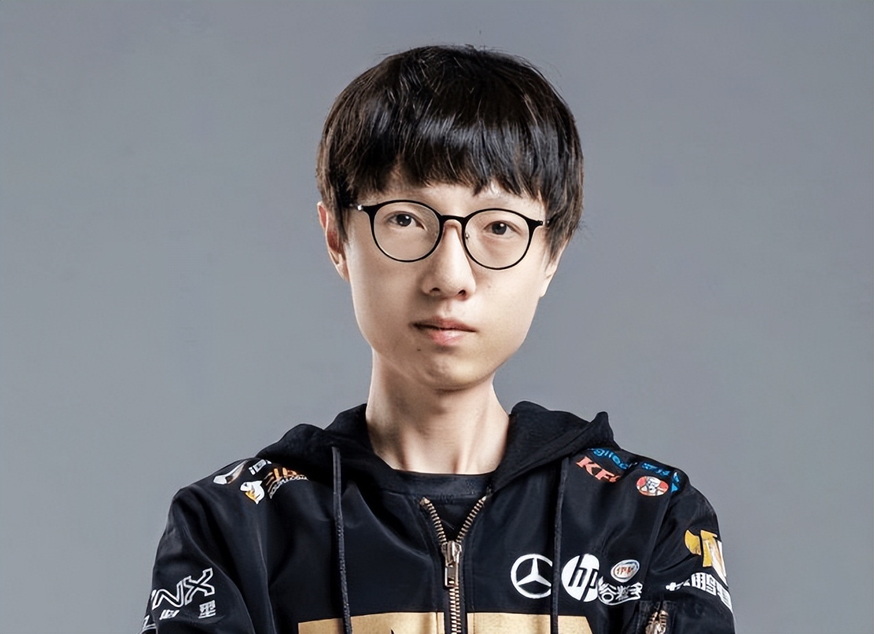 Mlxg线下露面，发型显得格外亮眼，打官司愁得头发都没有了