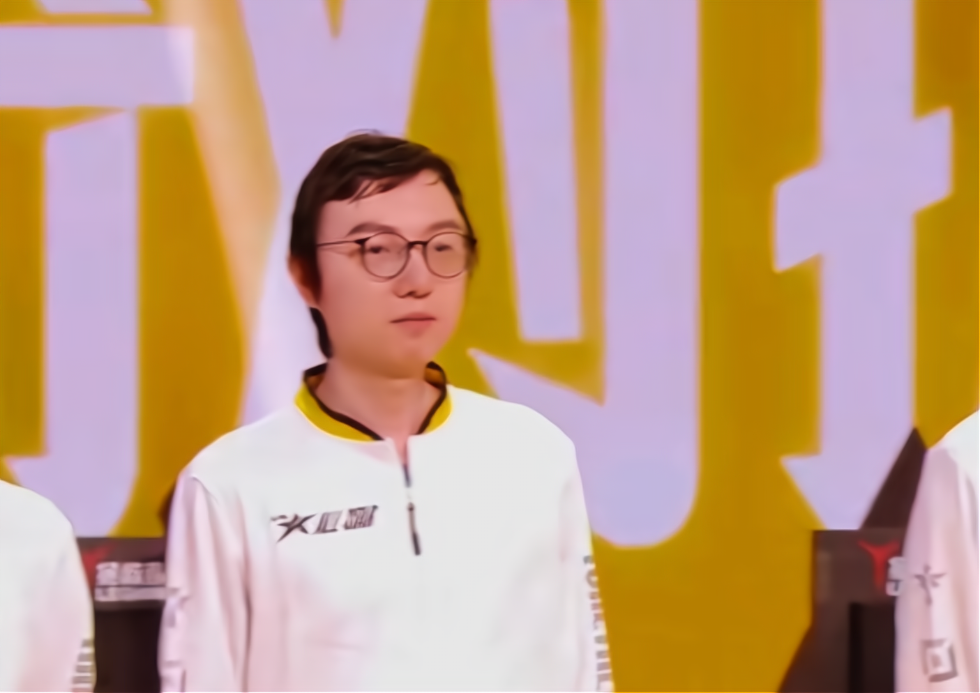 Mlxg线下露面，发型显得格外亮眼，打官司愁得头发都没有了