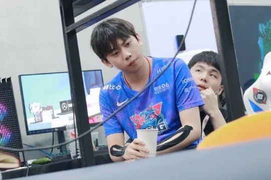 LOL德玛西亚杯BLG零封IG，顺利挺进四强！S8最佳教练回归RNG