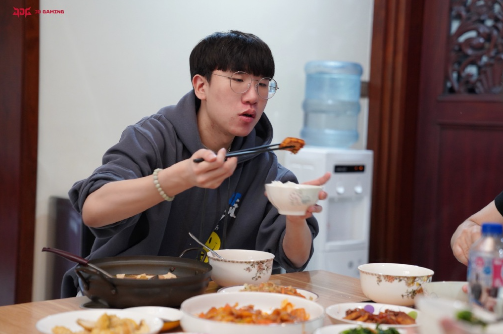 【每日一撸】阿Bin将再战RNG；圣诞节队友想让Faker送套房