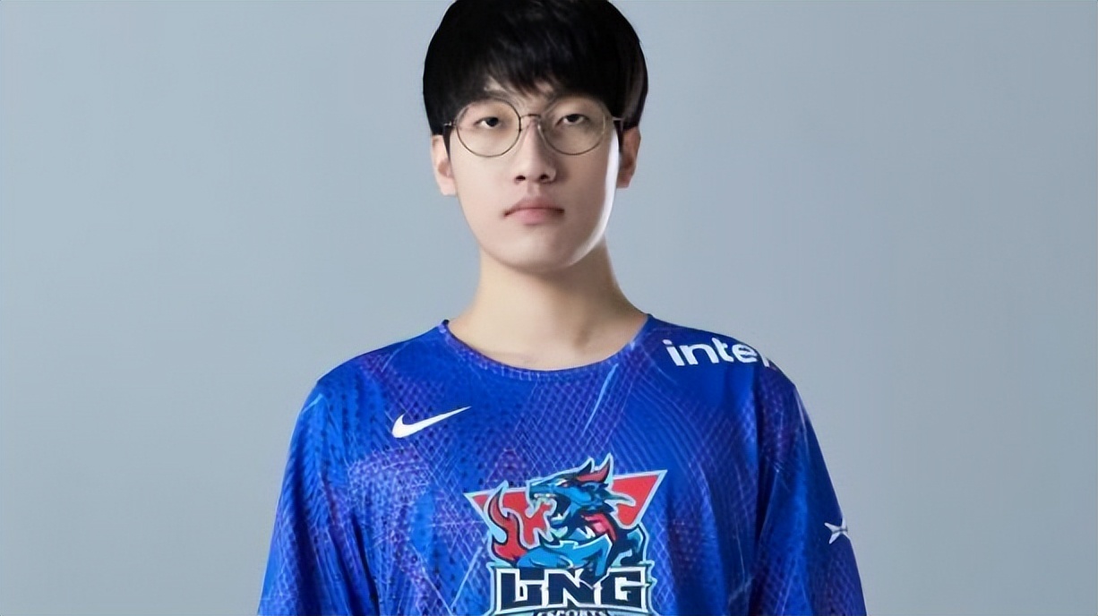 LNG首发集结完毕，网友认为上限6强，Mlxg指出上单Zika不强