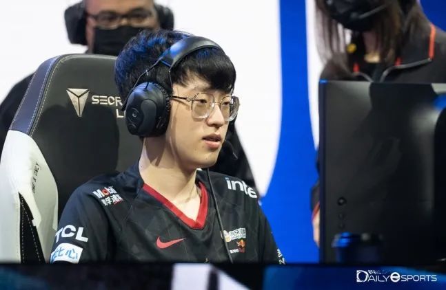 2022英雄联盟赛事年度回顾，Deft采访：选择EDG是因为Clearlove，LSB 分享LCK女选手采访照：坦率的让人惊讶