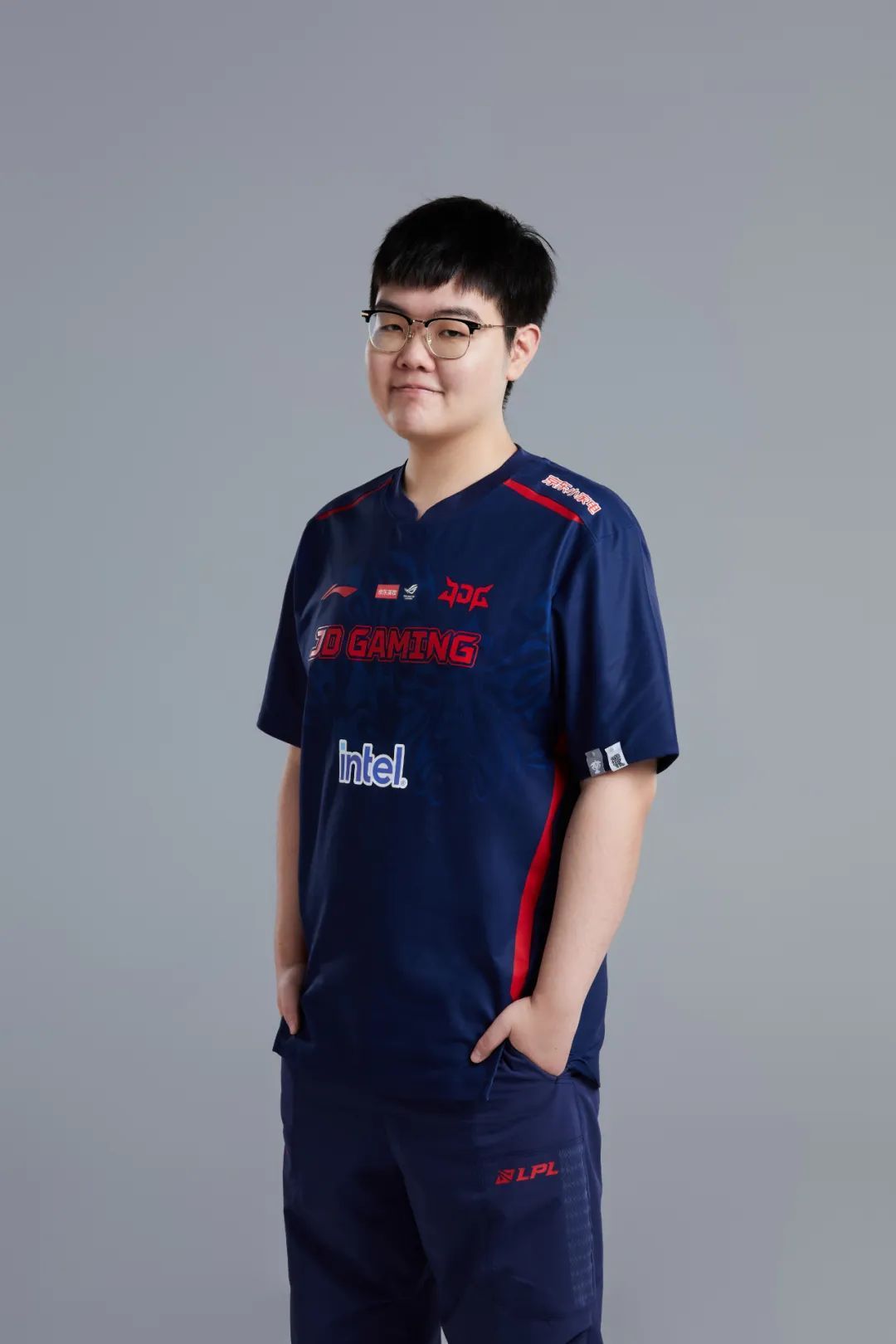 昨晚，JackeyLove 等选手穿上李宁“比赛服”，开启 LPL 十周年首战