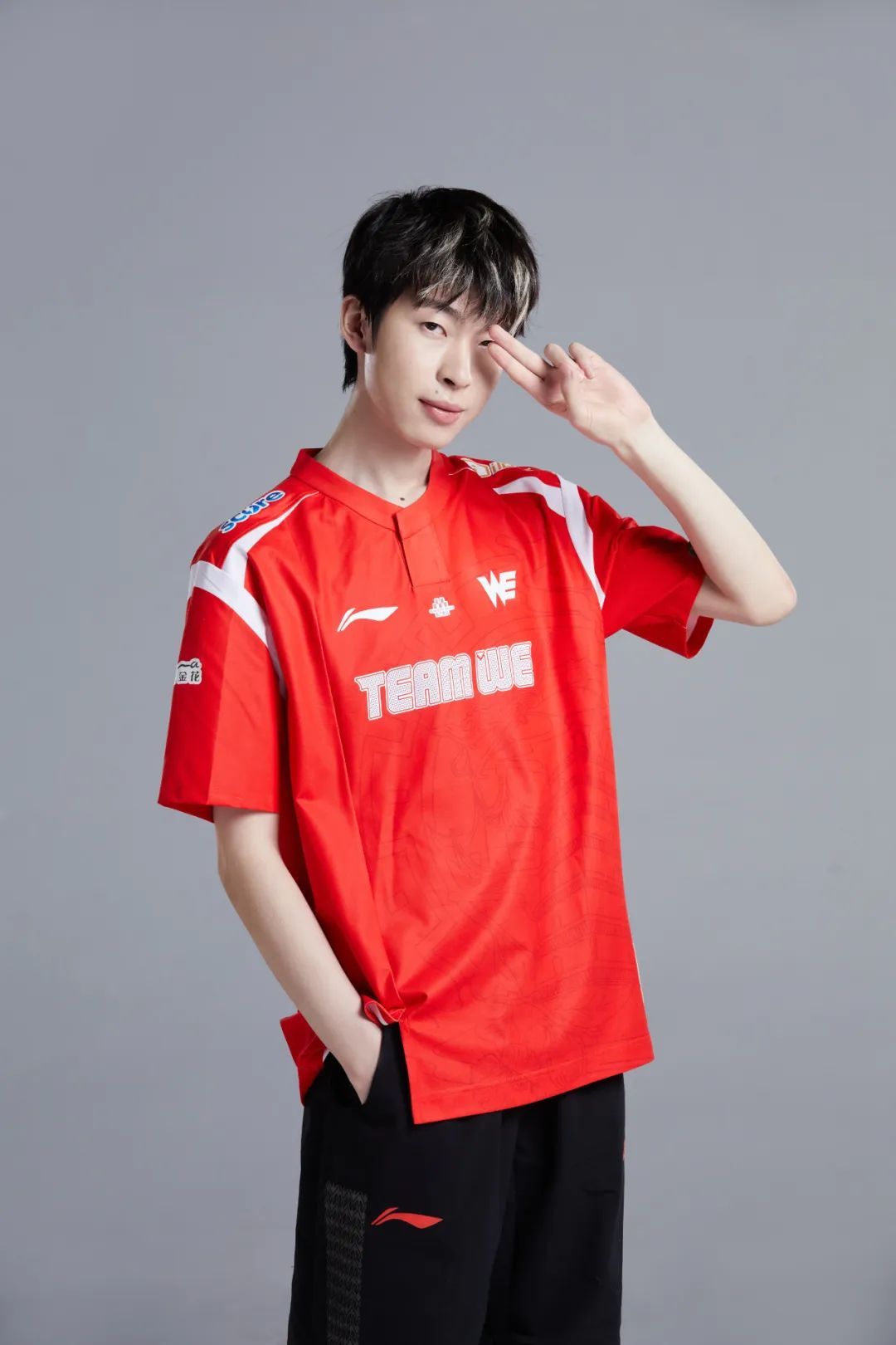 昨晚，JackeyLove 等选手穿上李宁“比赛服”，开启 LPL 十周年首战