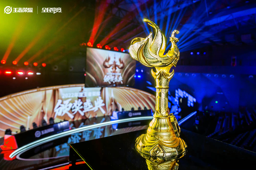 年度颁奖盛典获奖名单公布，KPL x 时尚COSMO与光同行大片曝光！