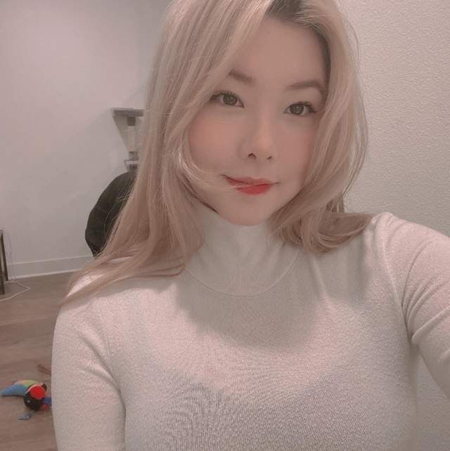 富有且慷慨，LPL英文流解说Kitty小姐姐外形吸睛，而且还是阿水粉丝