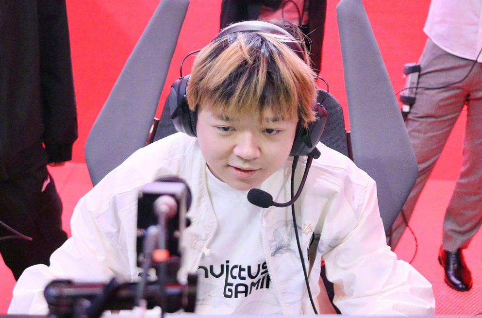 IG中单Neny让人泪目？为“填坑”苦练一页瑞兹，首战拿下开门红！