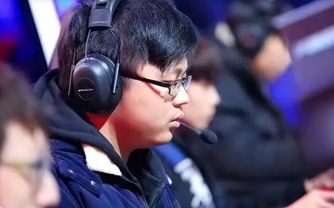 这就是WE的经典圣经？腿神回归某牙在线点评，担任LCK二路解说