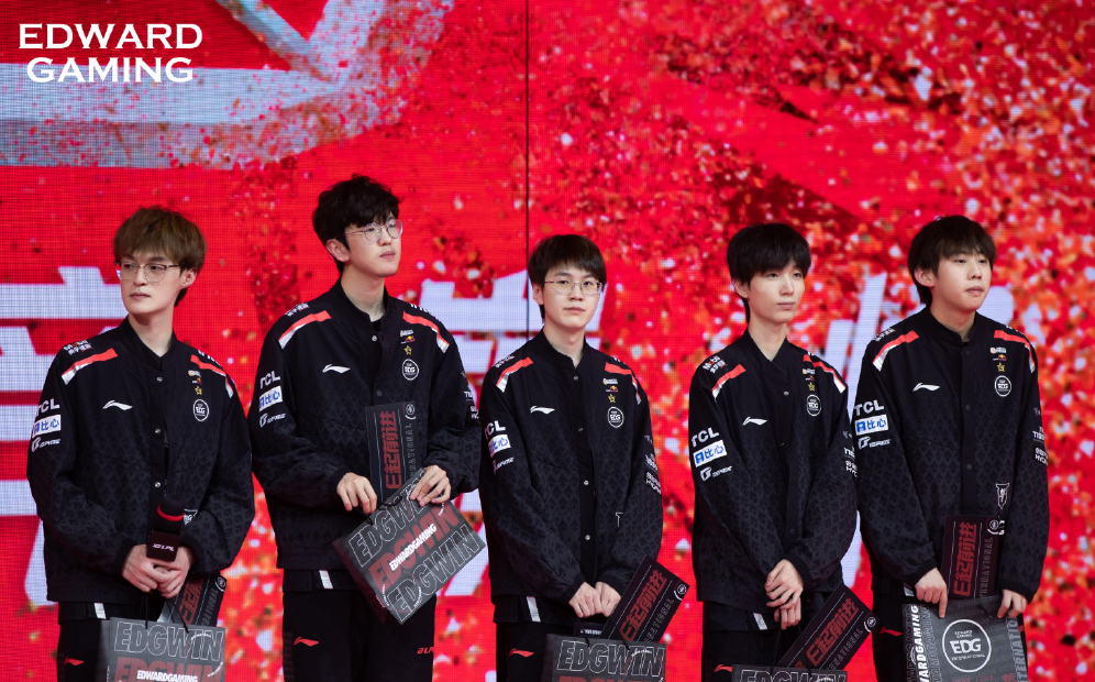 被EDG零封前，JDG全队欢笑369超人变身！赛后捂脸泪崩教练安慰