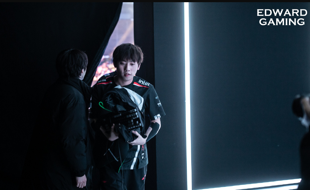 被EDG零封前，JDG全队欢笑369超人变身！赛后捂脸泪崩教练安慰