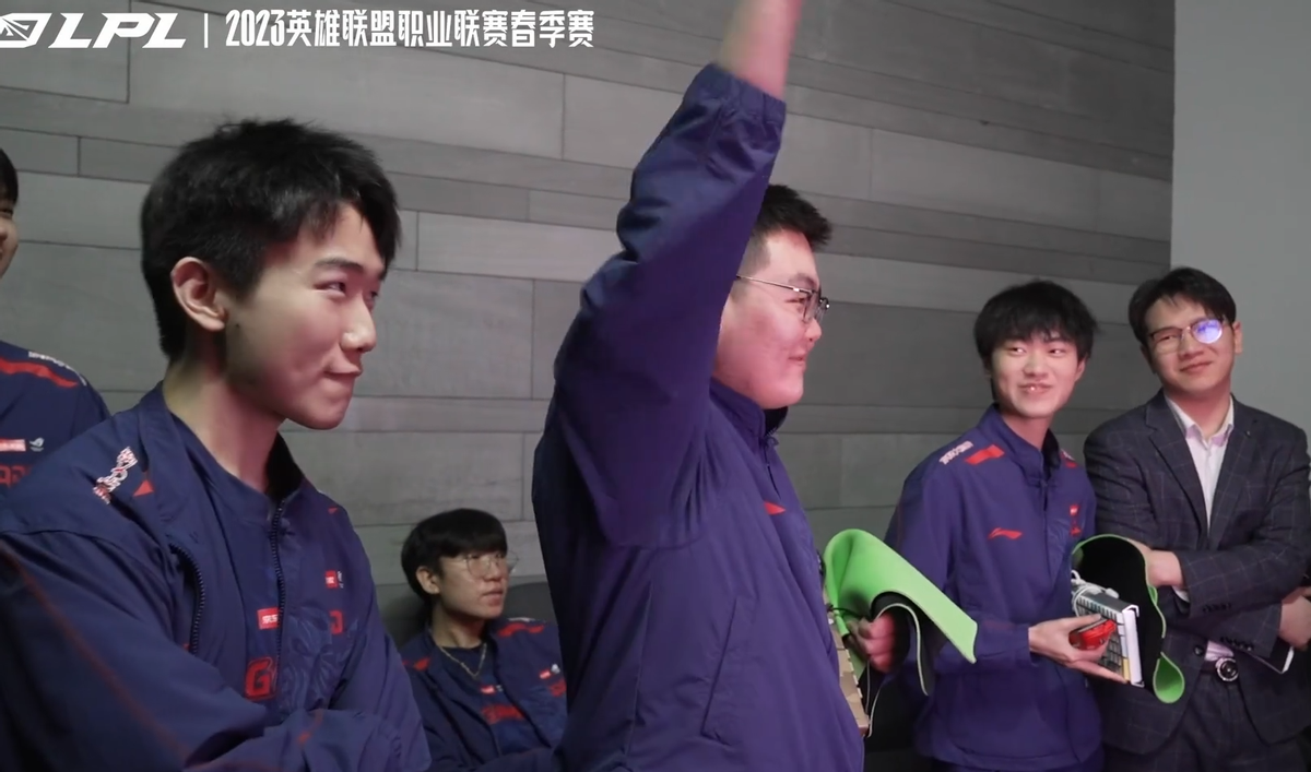 被EDG零封前，JDG全队欢笑369超人变身！赛后捂脸泪崩教练安慰