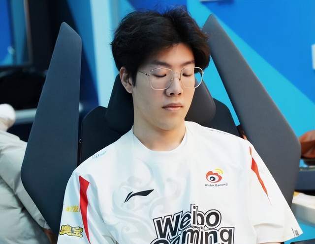 WBG被TT碾压，Theshy被HOYA杀穿，水晶哥当场气到昏厥！