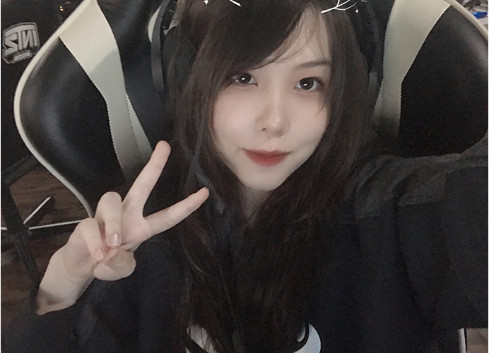 【每日一撸】小虎锐评去年教练BP不行；美女选手Mayumi官宣恋情