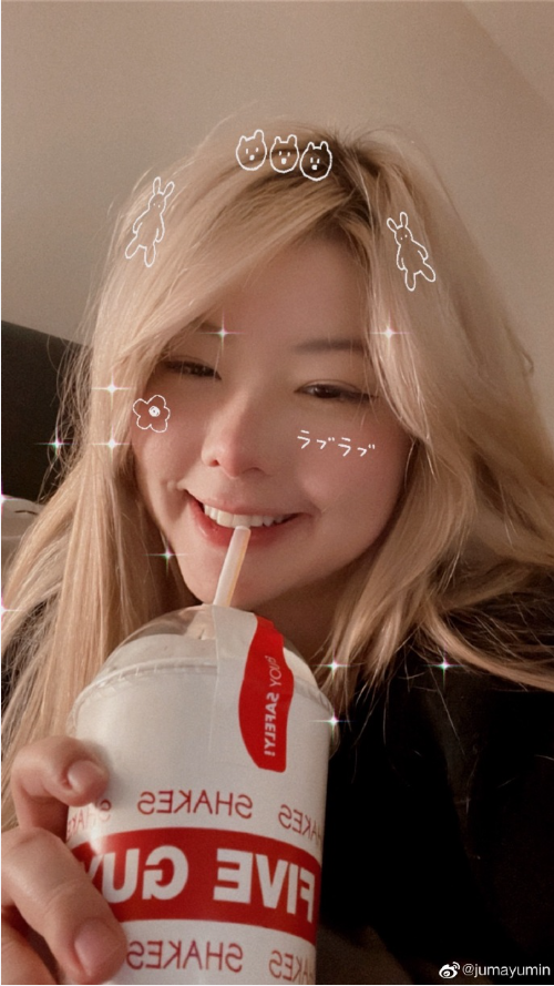 【每日一撸】小虎锐评去年教练BP不行；美女选手Mayumi官宣恋情