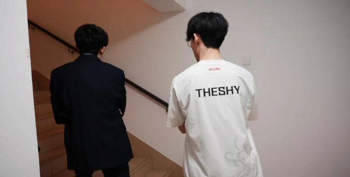 TheShy：排位，比我努力的人不多；女仆游艇派对40多名美女任选，售价仅3000块？阿水登上了《作文素材》杂志